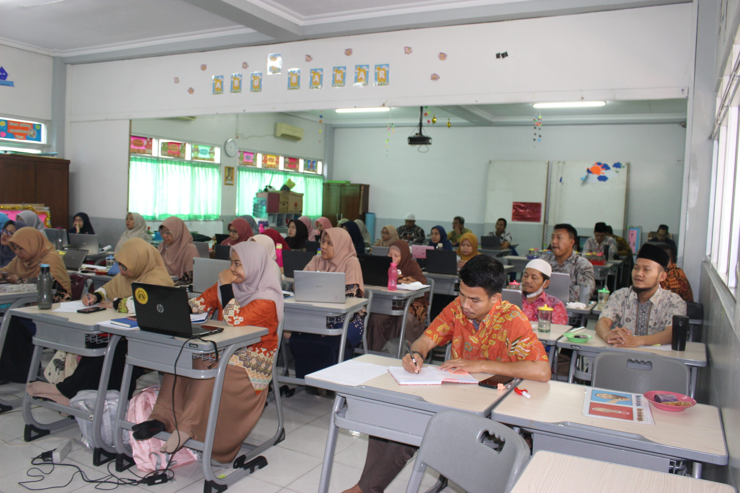 KEGIATAN WORKSHOP PELATIHAN DIFERENSIASI KURIKULUM MERDEKA – SDIT AL IMAN